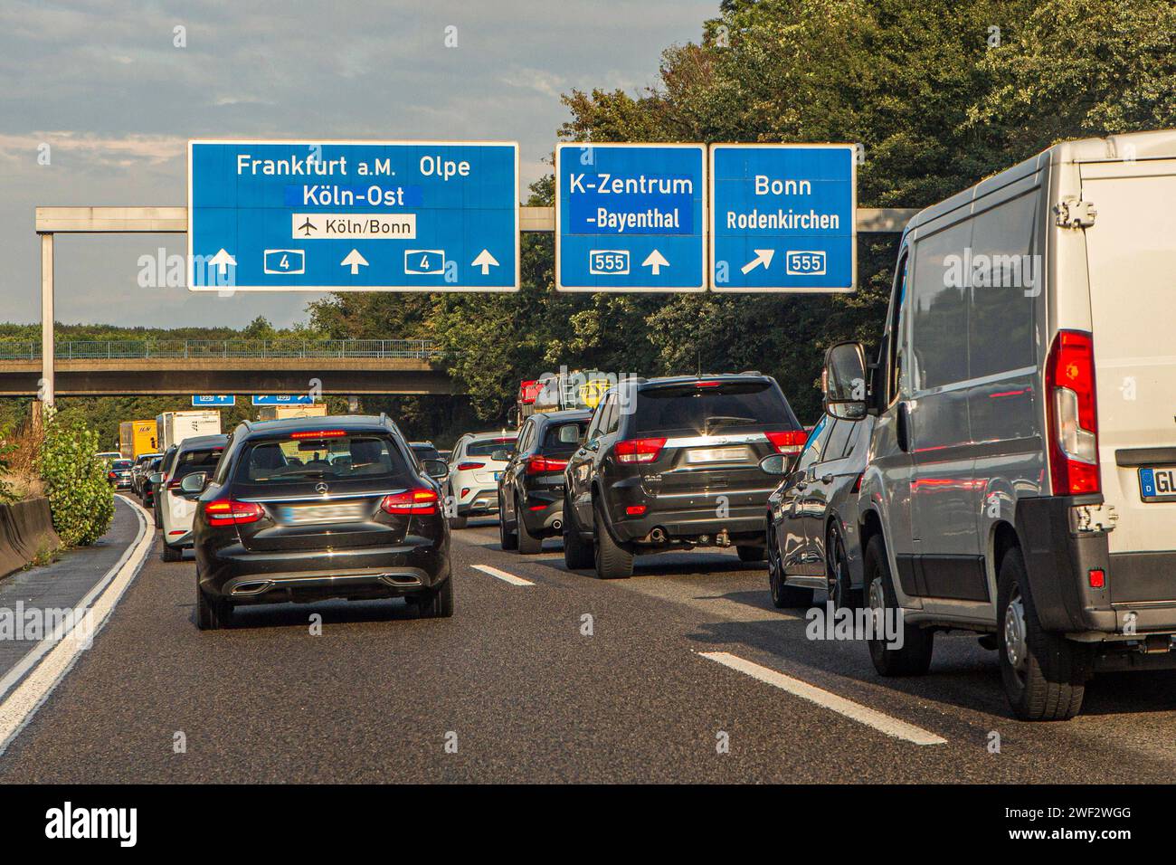 Fahrzeuge stehen auf der Autobahn 4 in der Nähe des Kreuz Köln-Süd im ...