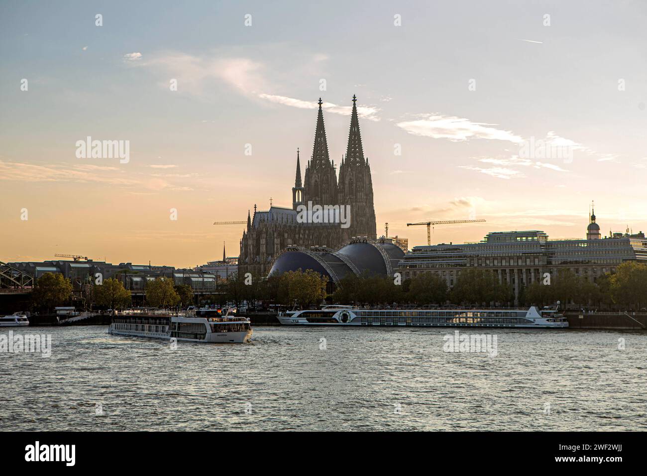 Blick über den Rhein auf den Kölner Dom Köln *** View across the Rhine ...