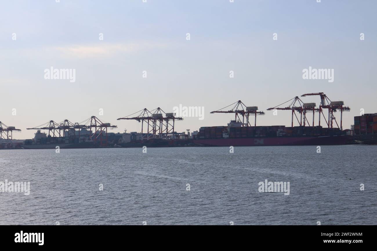Container ship in tokyo bay hi-res stock photography and images - Alamy