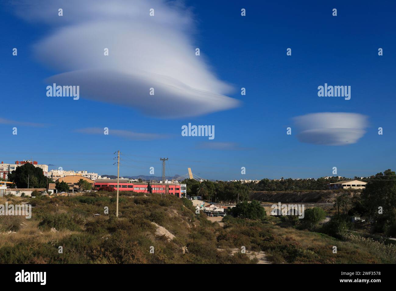 Stationary lens shaped clouds hi-res stock photography and images - Alamy