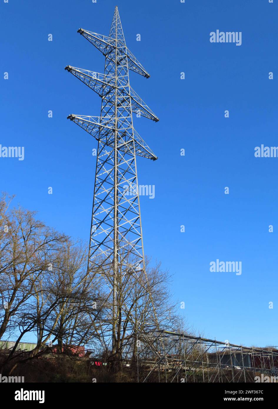 Blick auf einen installierten Hochstromkabelmast, der zur Aufnahme der ...