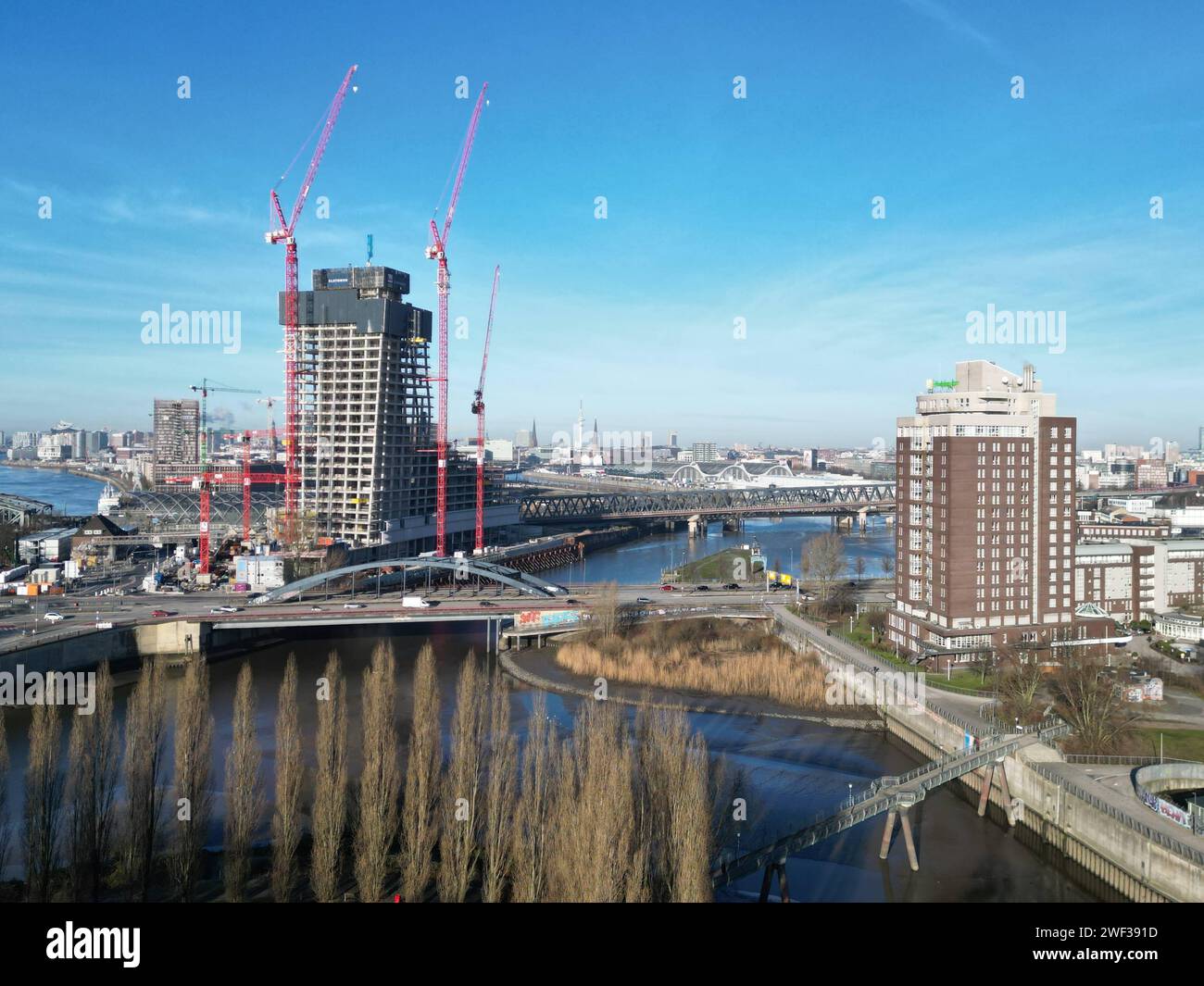 Elbtower und Hotel Holiday Inn an den Elbbrücken, Hamburg 28.1.2024 ...