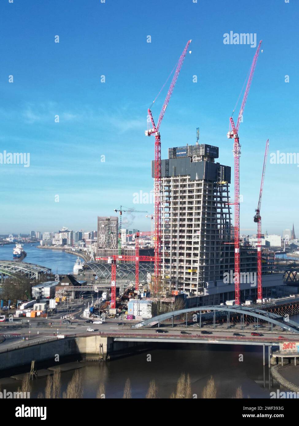 Elbtower an den Elbbrücken, Hamburg 28.1.2024 Norderelbe ...