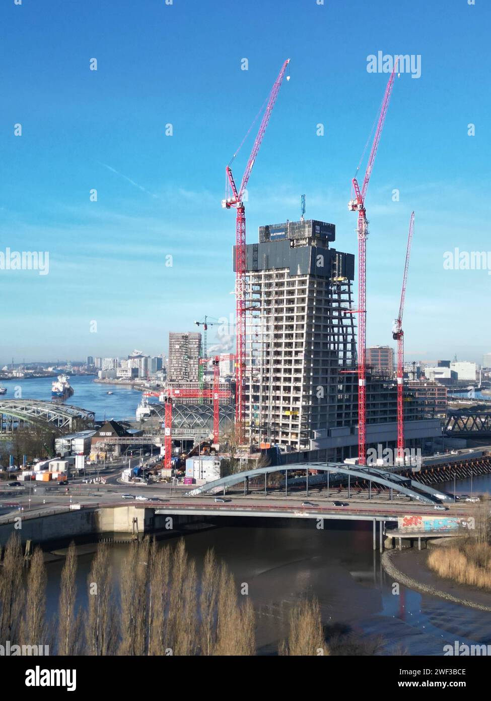 Elbtower an den Elbbrücken, Hamburg 28.1.2024 Norderelbe ...