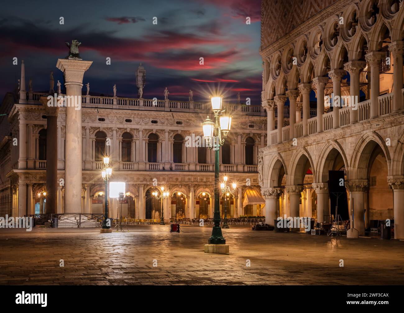 Venetian streetlight hi-res stock photography and images - Alamy