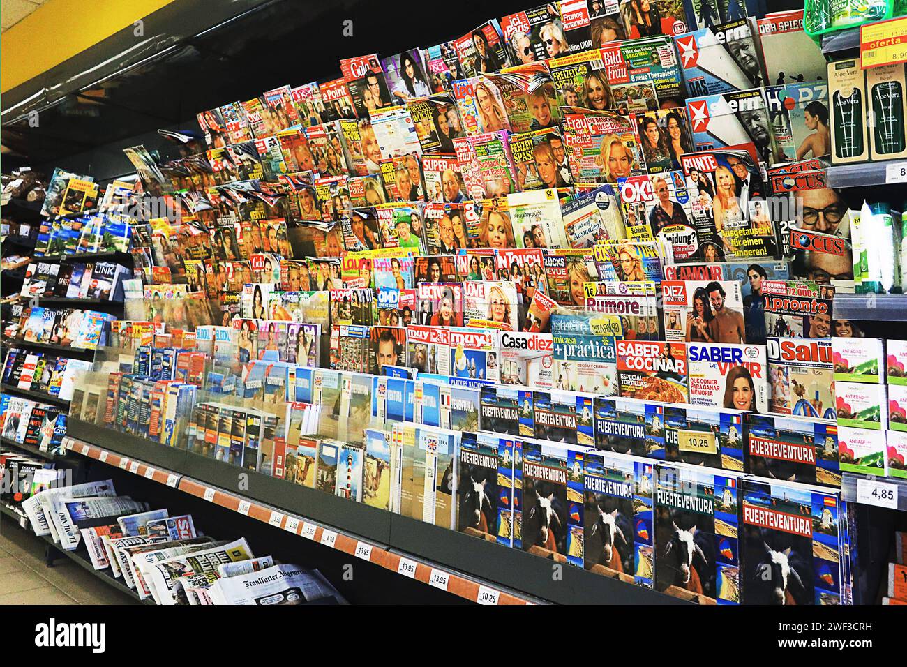 Spanische zeitungen hi-res stock photography and images - Alamy