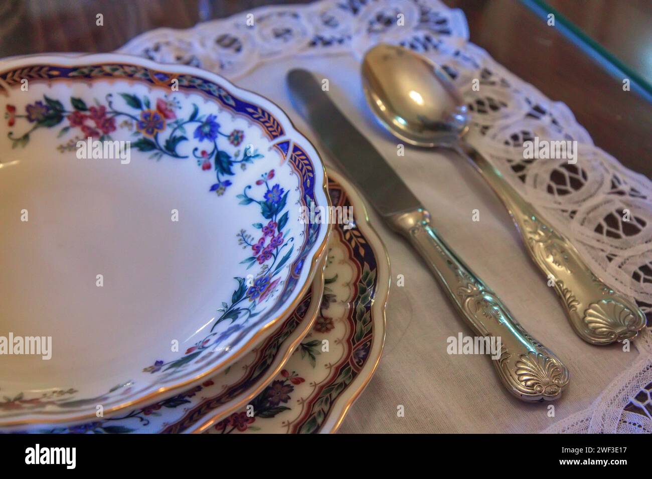 Old fashioned dining table hi-res stock photography and images - Alamy