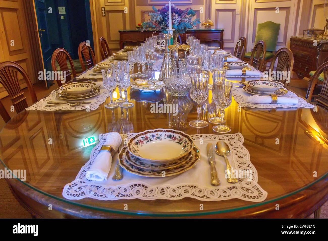 Old fashioned dining table hi-res stock photography and images - Alamy