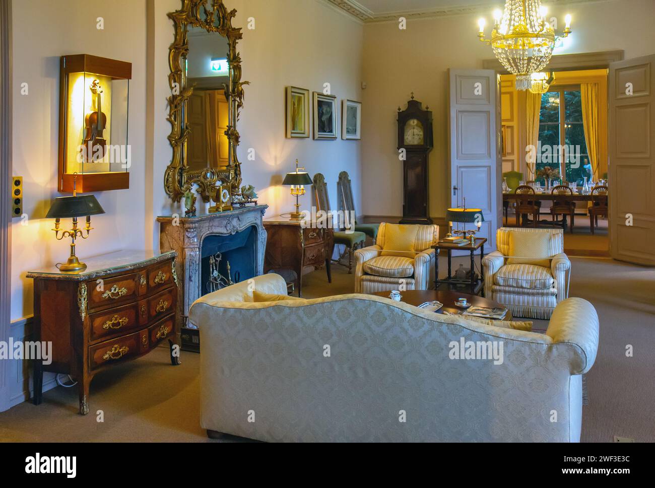 Interior of the old fashioned living room Stock Photo - Alamy