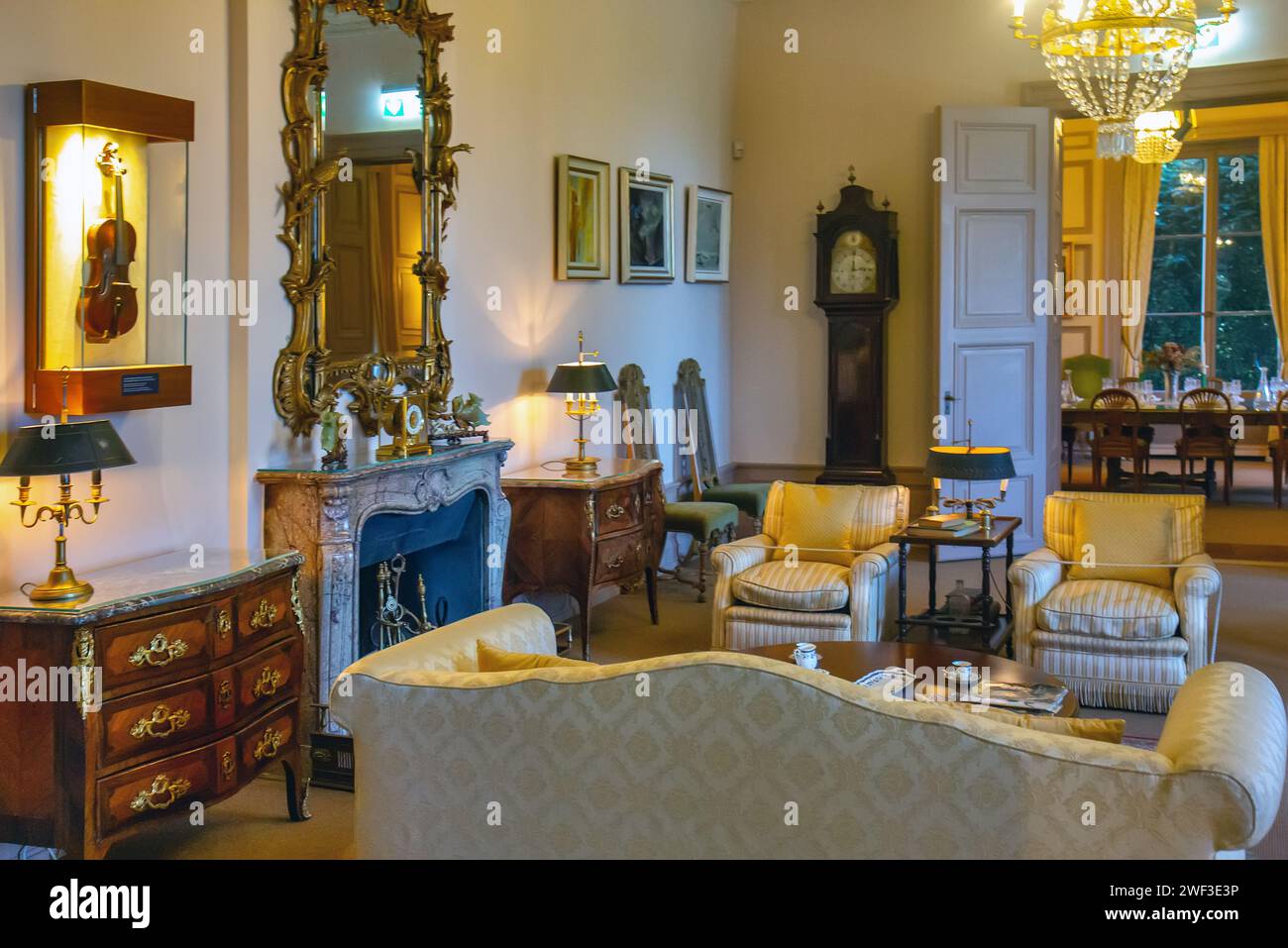 Interior of the old fashioned living room Stock Photo - Alamy
