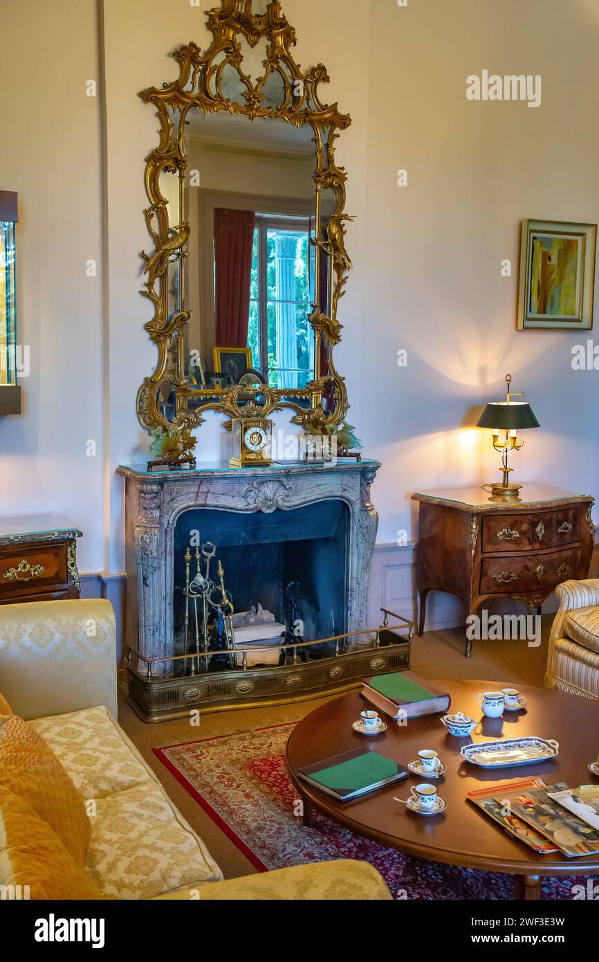 Old fashioned living room hi-res stock photography and images - Alamy