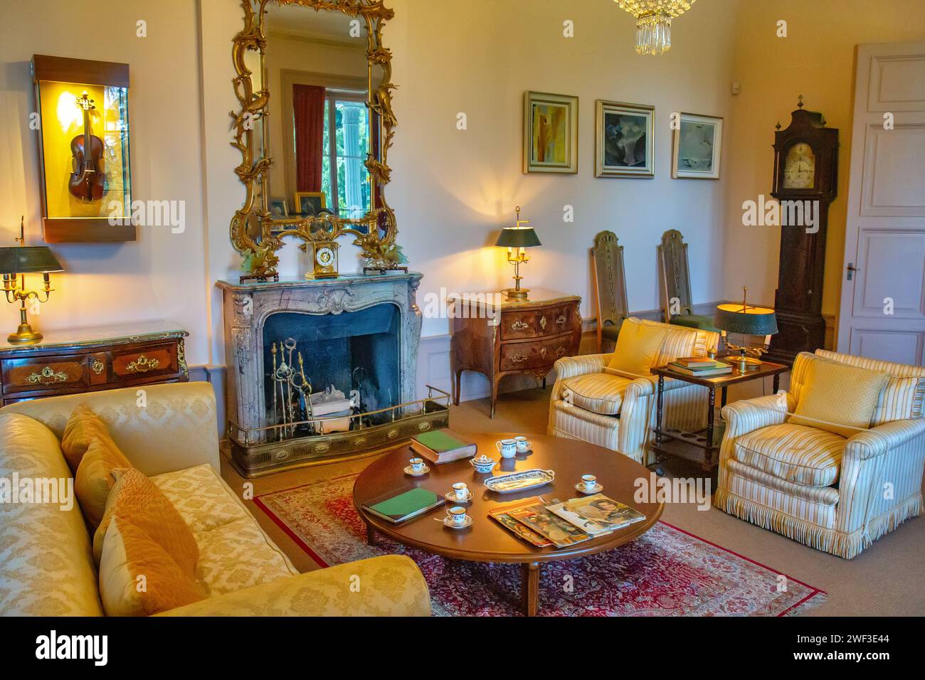 Interior of the old fashioned living room Stock Photo - Alamy