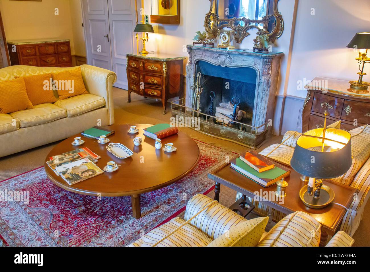Old fashioned living room hi-res stock photography and images - Alamy