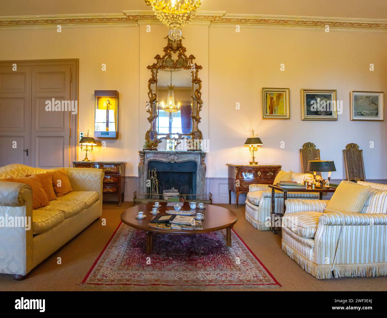 Interior of the old fashioned living room Stock Photo - Alamy