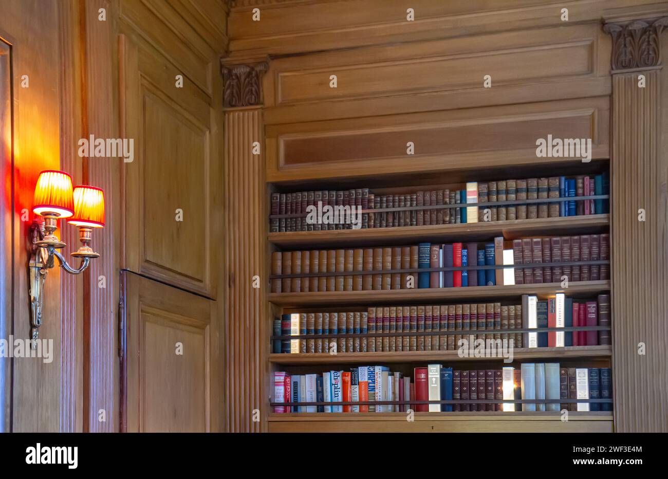 Old fashioned library in the living room - interior Stock Photo - Alamy