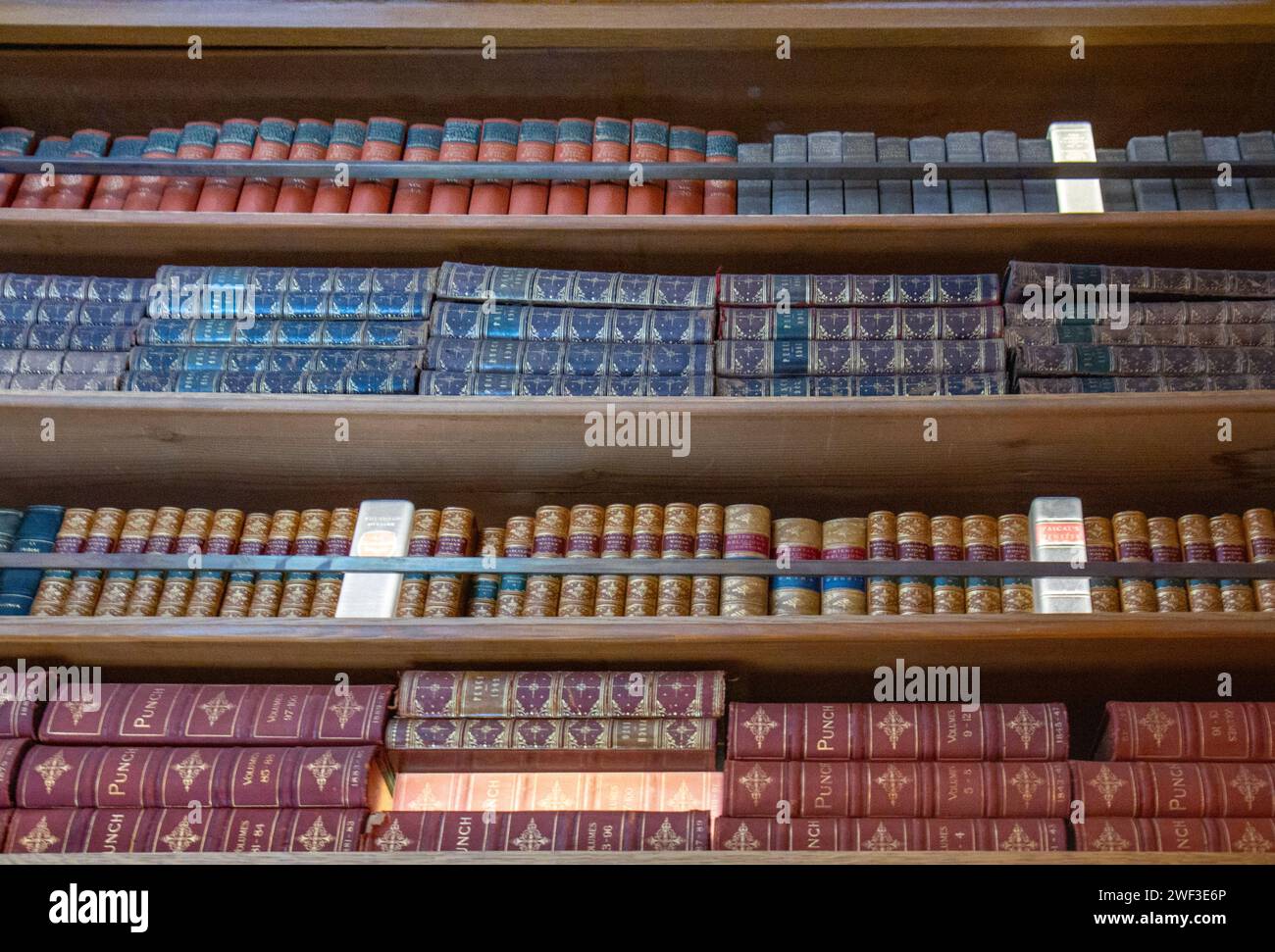 Old fashioned library in the living room - interior Stock Photo - Alamy