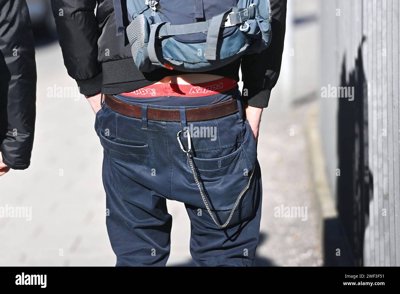 Themenfoto:Kein Arsch in der Hose. Schlackernde Hose eines schlanken erwachsenen Mannes ...