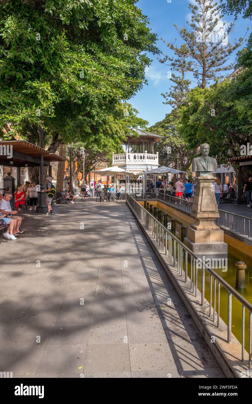 Tourist and locals sit amongst the tree lined Plaza de La Alameda in ...