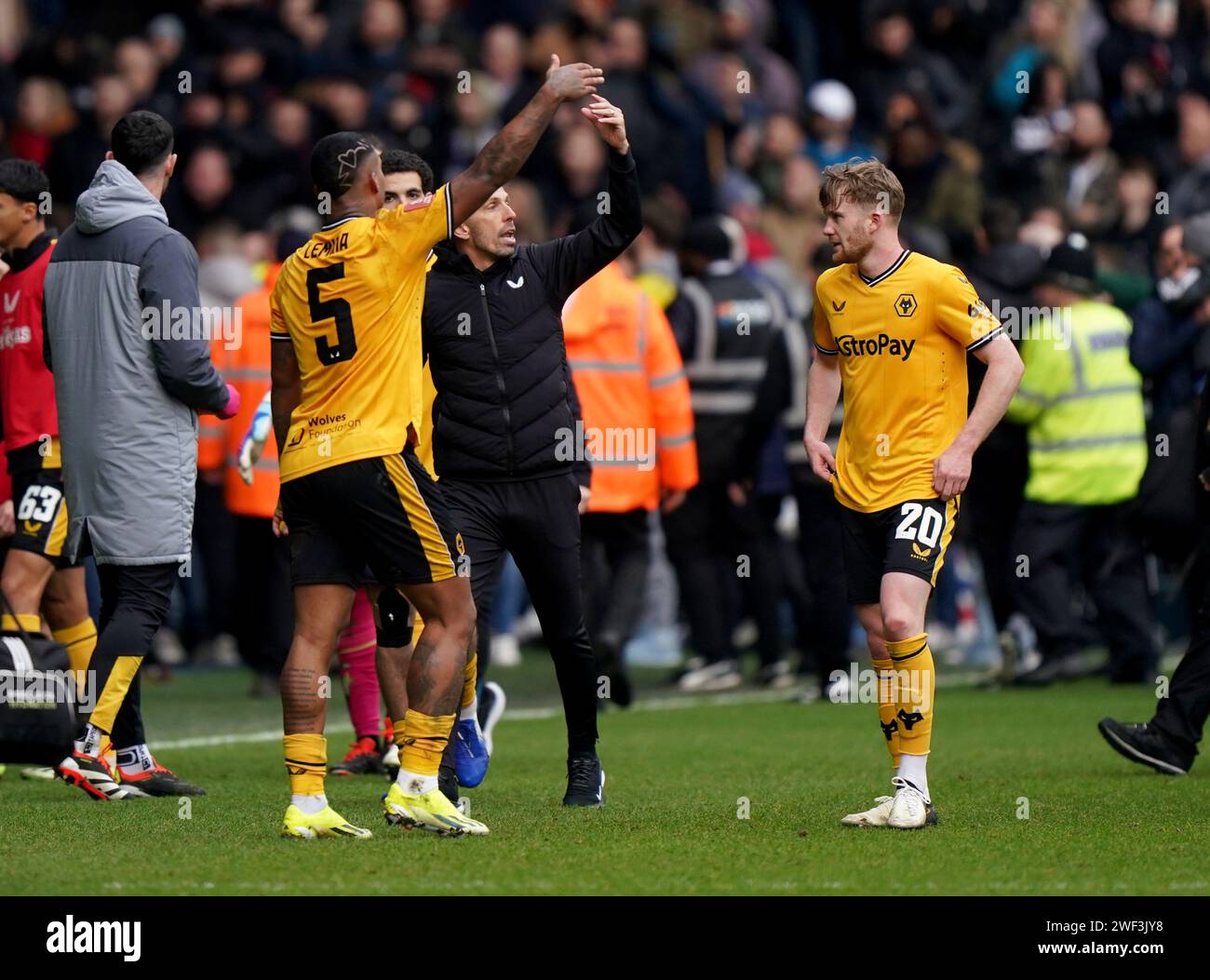 Wolverhampton Wanderers manager Gary O'Neil urges his players to leave ...