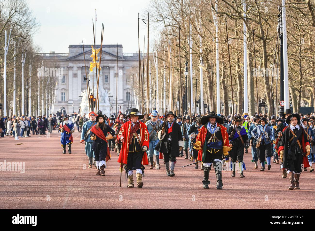 English civil war uniforms hi-res stock photography and images - Alamy