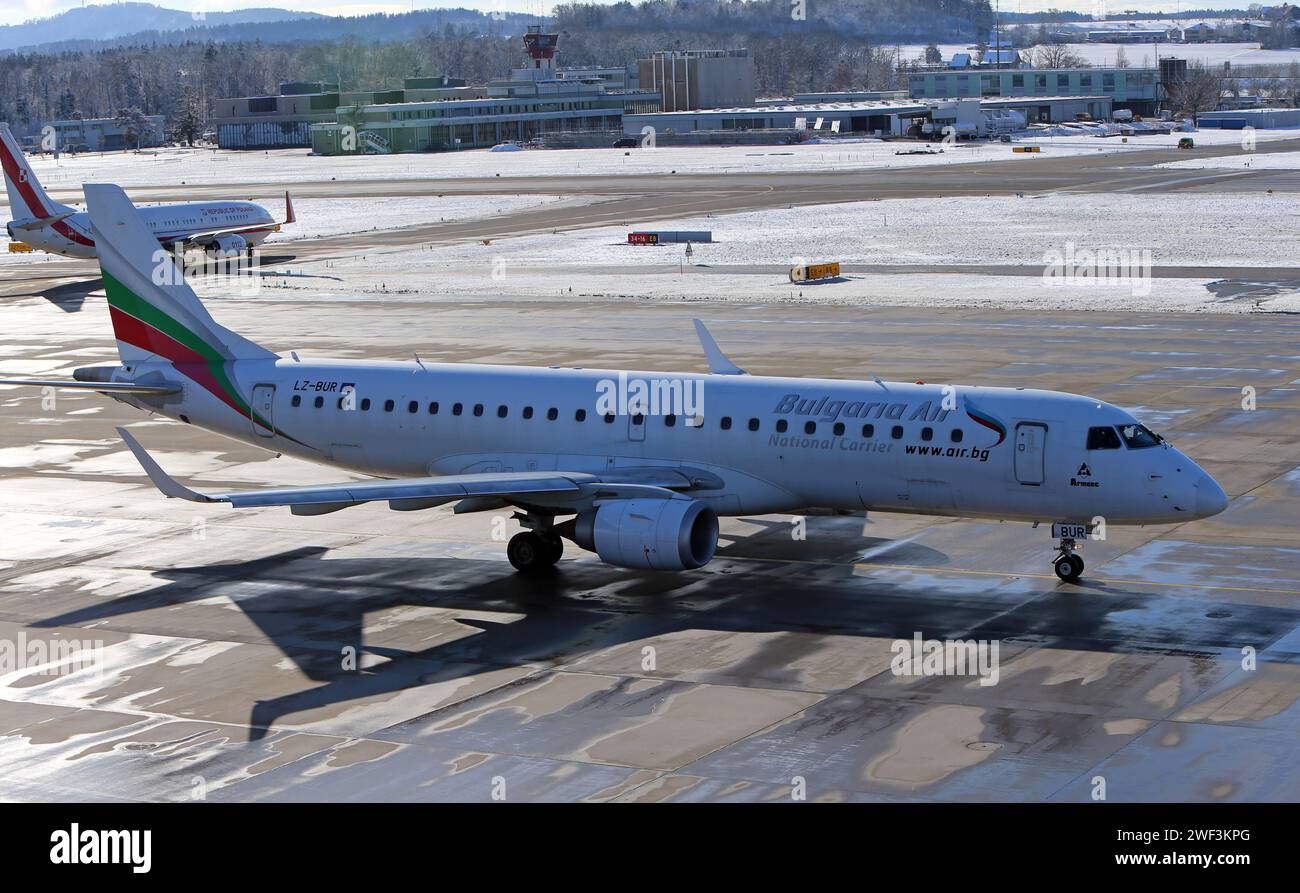 Flugbetrieb auf dem Flughafen Zürich-Kloten ZRH. Ein Passagierflugzeug ...