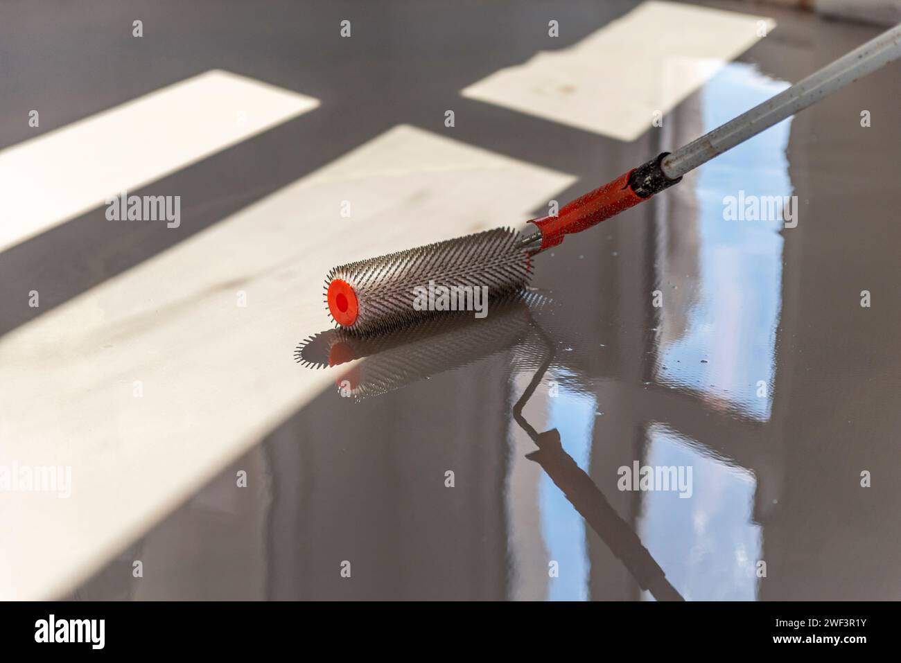 Needle roller for self-leveling floors. Leveling the floors with a ...