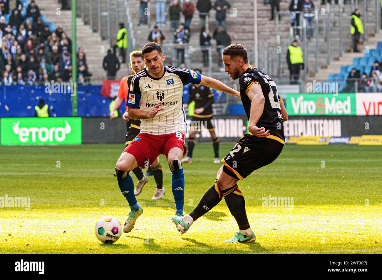 Laszlo Benes (Hamburger SV, #08), Christoph Kobald (Karlsruher SC, #22 ...