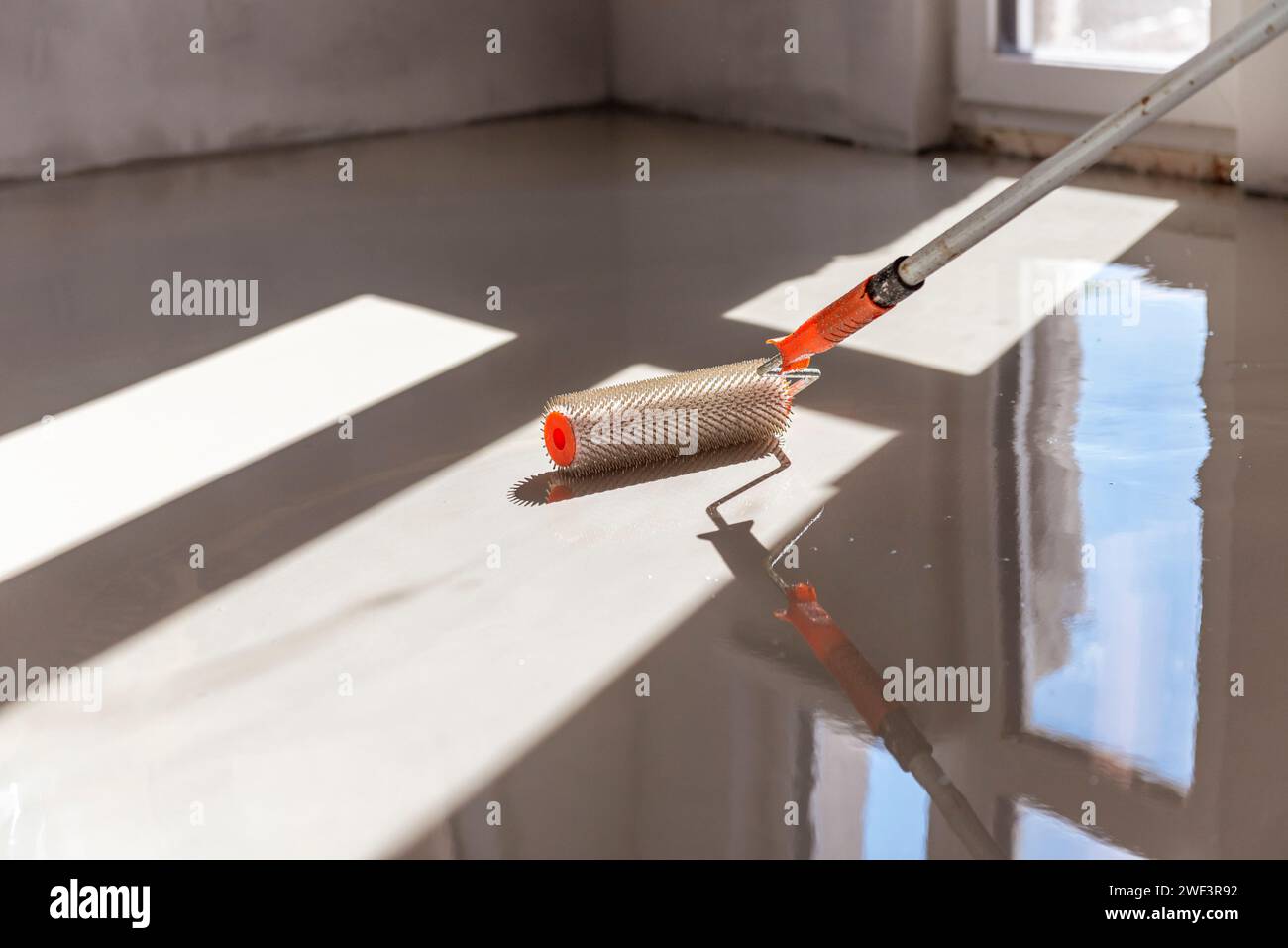 Needle roller for self-leveling floors. Leveling the floors with a ...