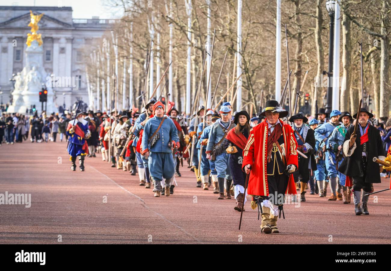 People in english civil war uniforms hi-res stock photography and ...