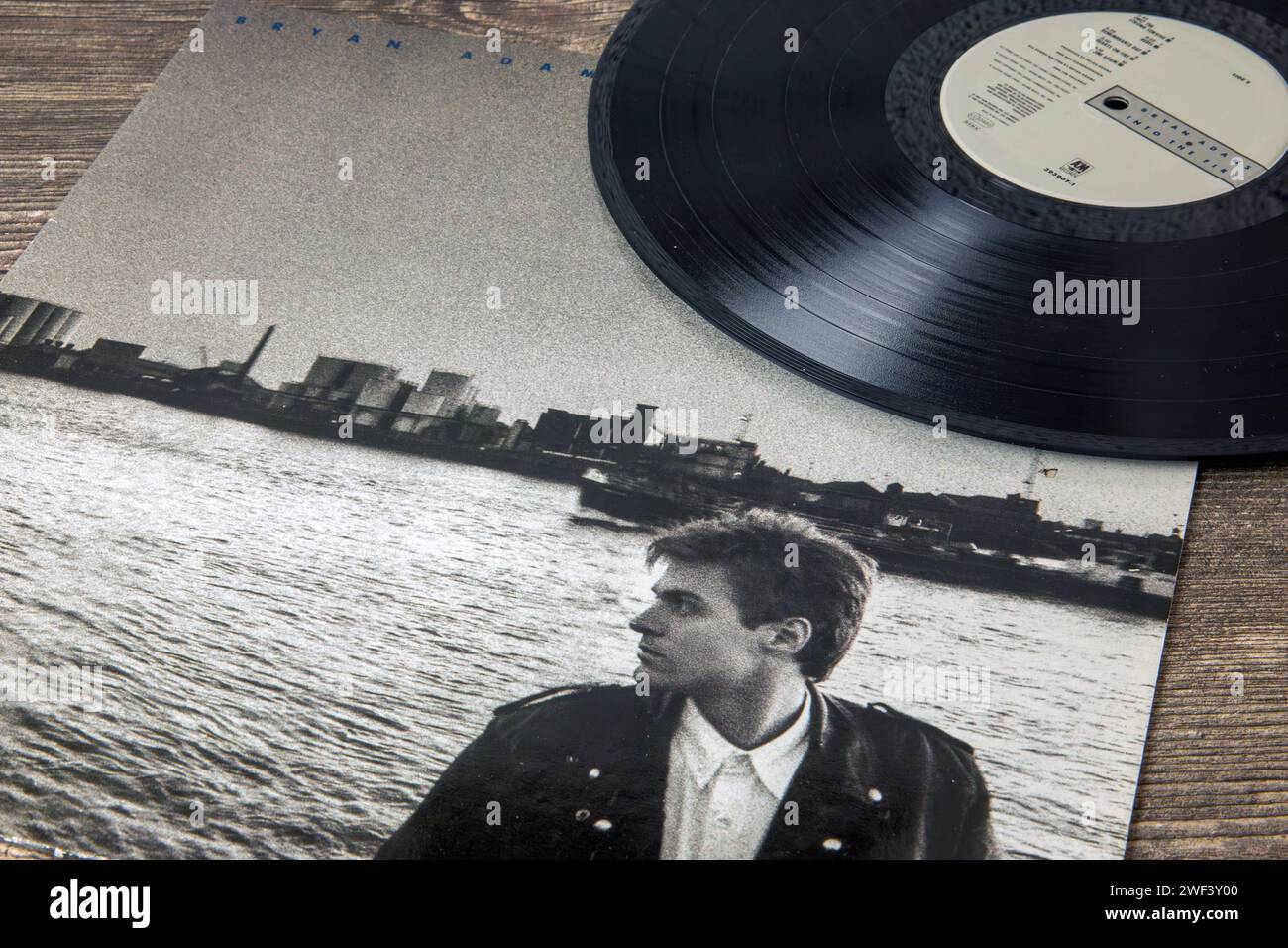 Cover des Albums INTO THE FIRE des kanadischen Sängers BRYAN ADAMS aus ...