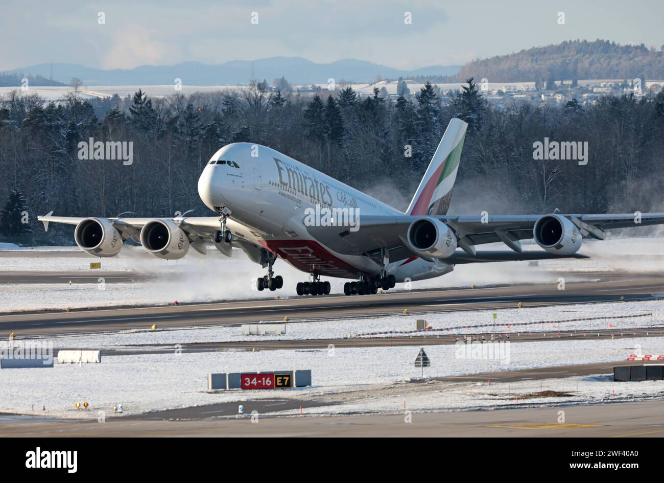 Flugbetrieb auf dem Flughafen Zürich-Kloten ZRH. Ein Passagierflugzeug ...