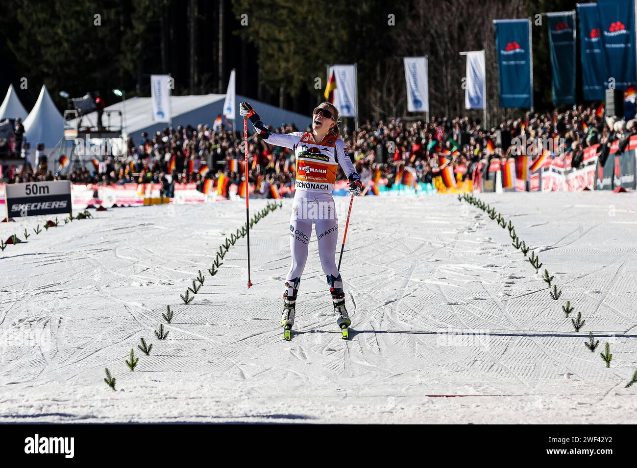 Siegerin Hagen Ida Mari (NOR) kommt ins Ziel und jubelt GER, FIS ...