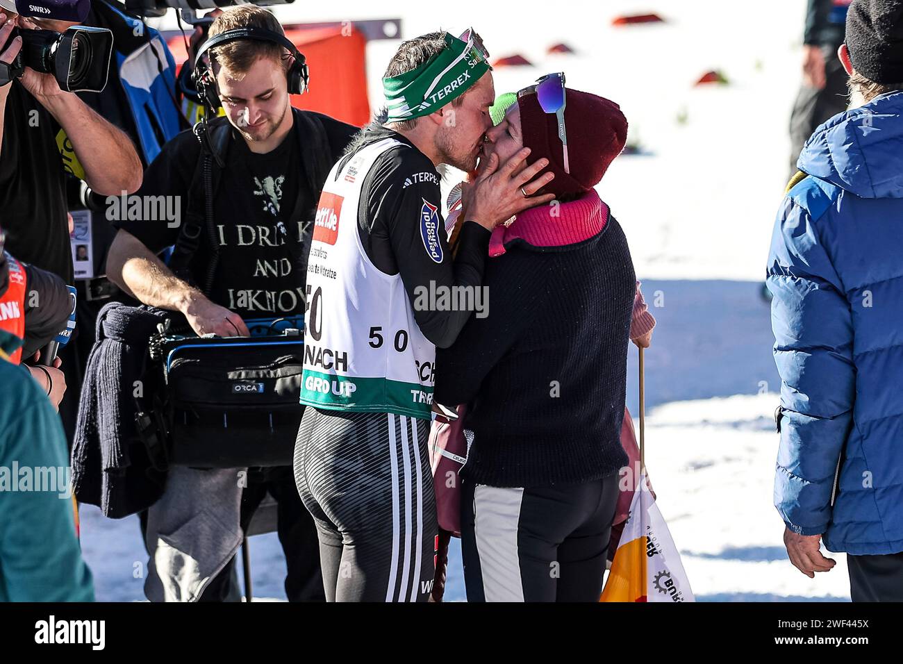 Fabian Riessle kuesst seine Frau Sandra GER, FIS Weltcup Nordische Kombination Schonach German ...