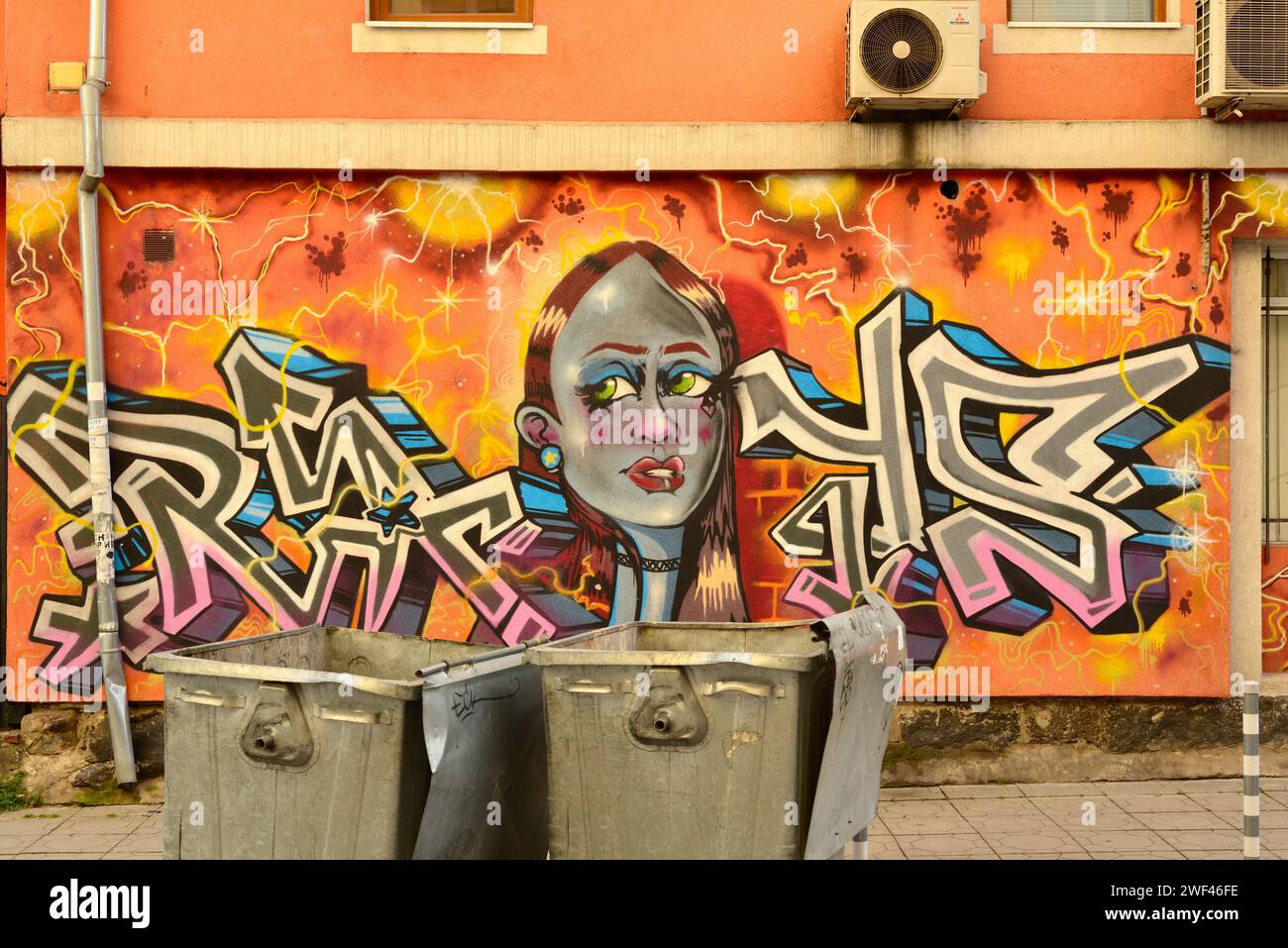 Girl green eyes mural hi-res stock photography and images - Alamy