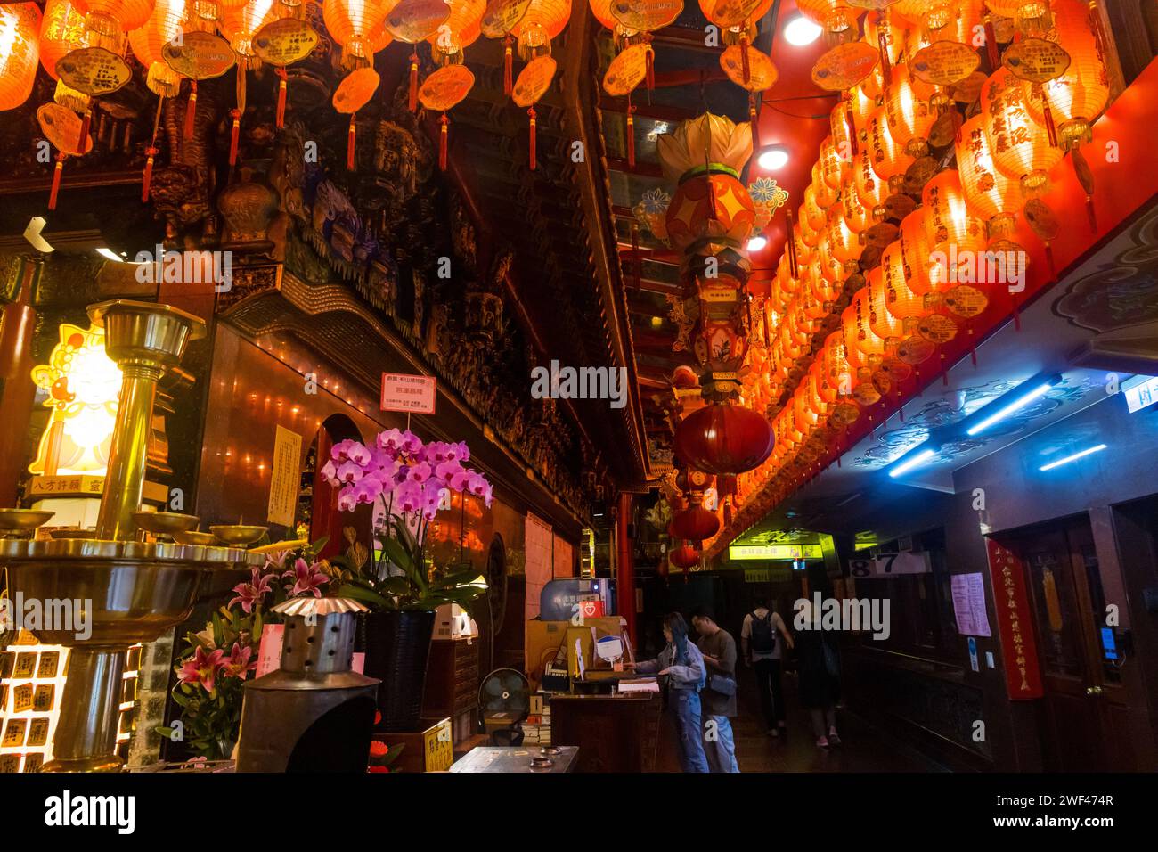 Goddess Matsu Songshan Ciyou Temple in Raohe Night Street Market ...