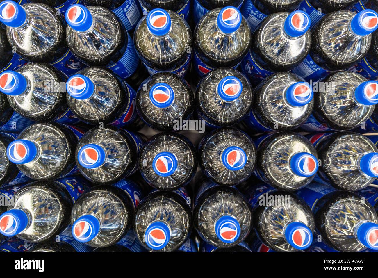 Rows plastic pepsi bottles hi-res stock photography and images - Alamy