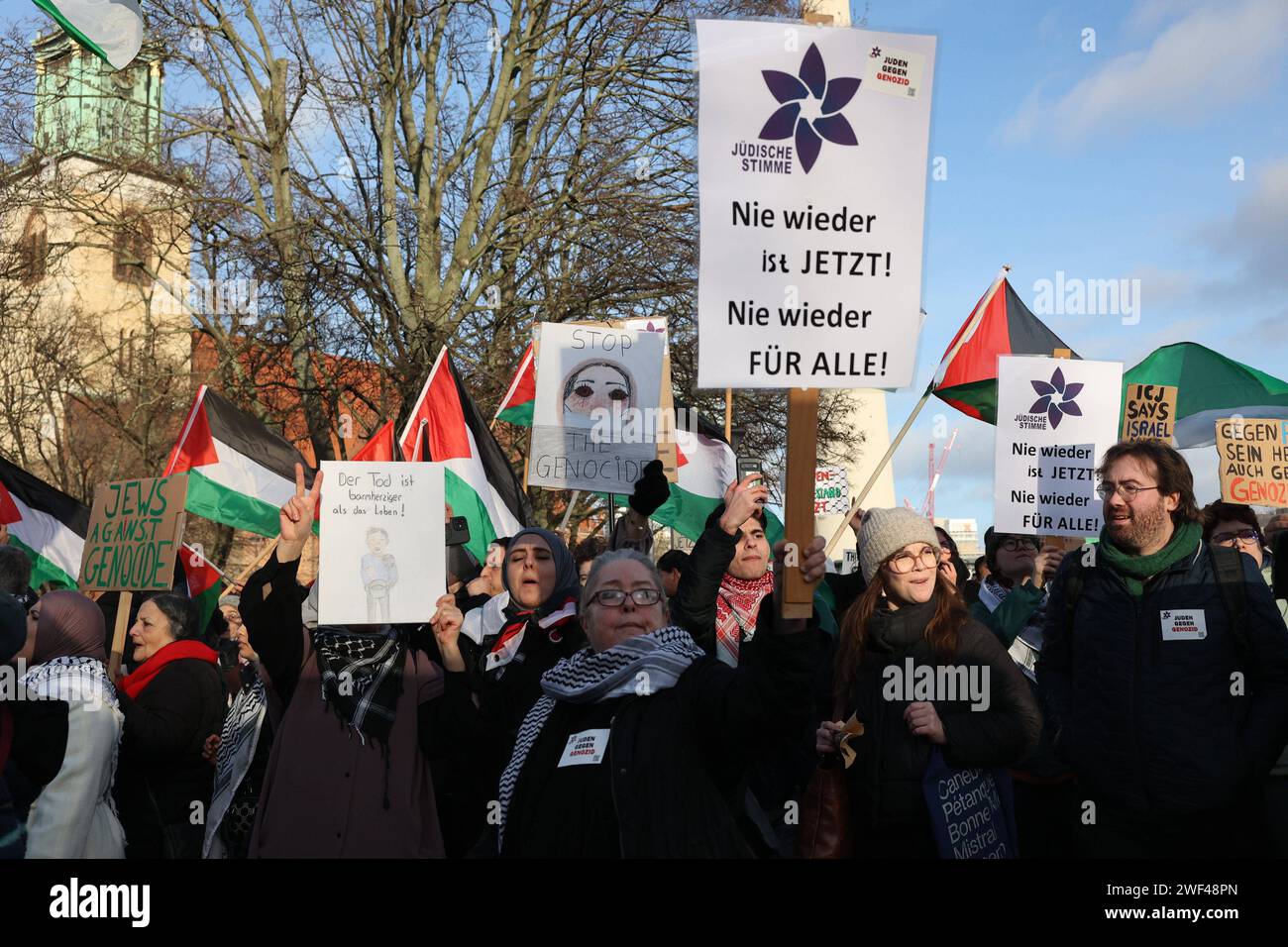 27.01.2024, Berlin - Deutschland. Demo für Palästina am Alexanderplatz ...