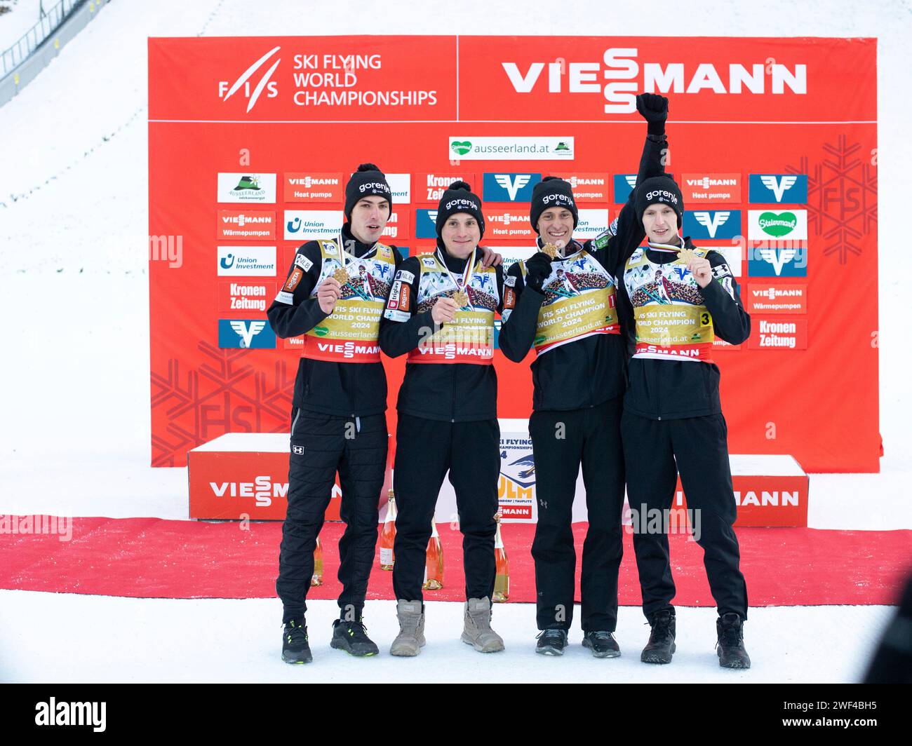 Weltmeister Timi Zajc (Slowenien), Peter Prevc (Slowenien), Lovro Kos ...