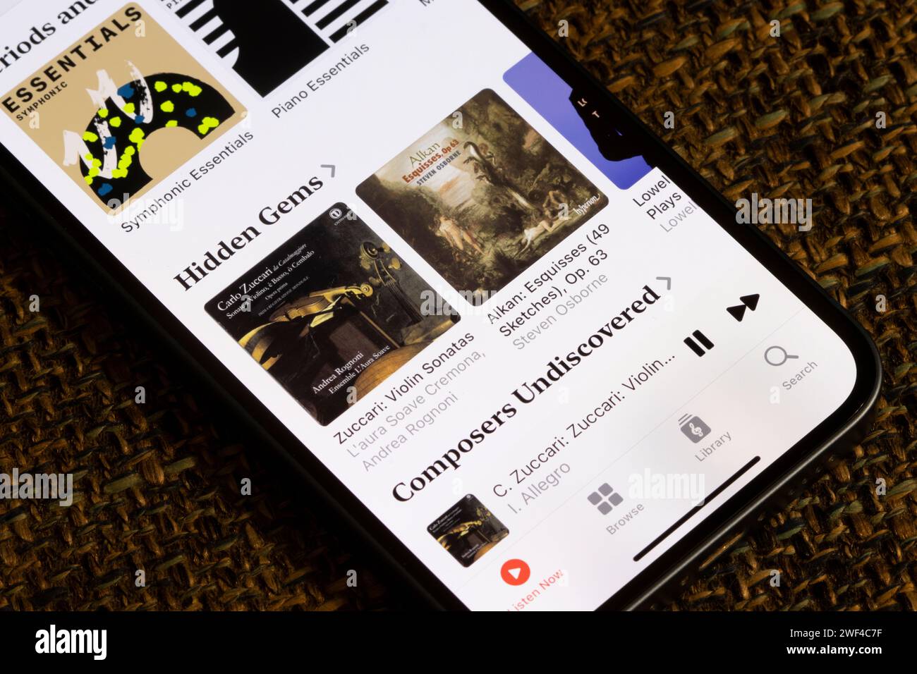 Online user interface hi-res stock photography and images - Alamy