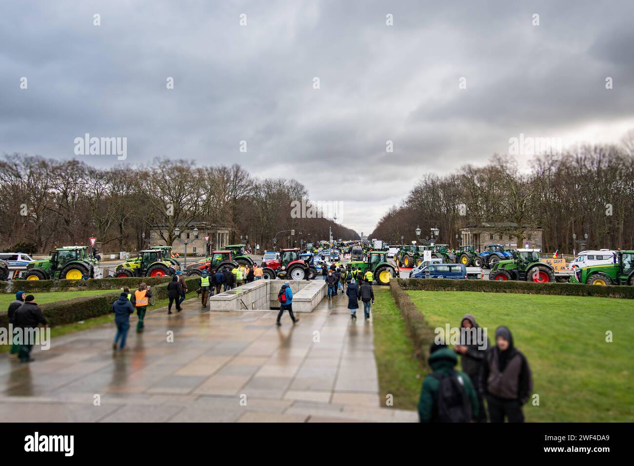 Bauerndemo in Berlin - Traktoren und Demonstranten zwischen Siegessäule ...