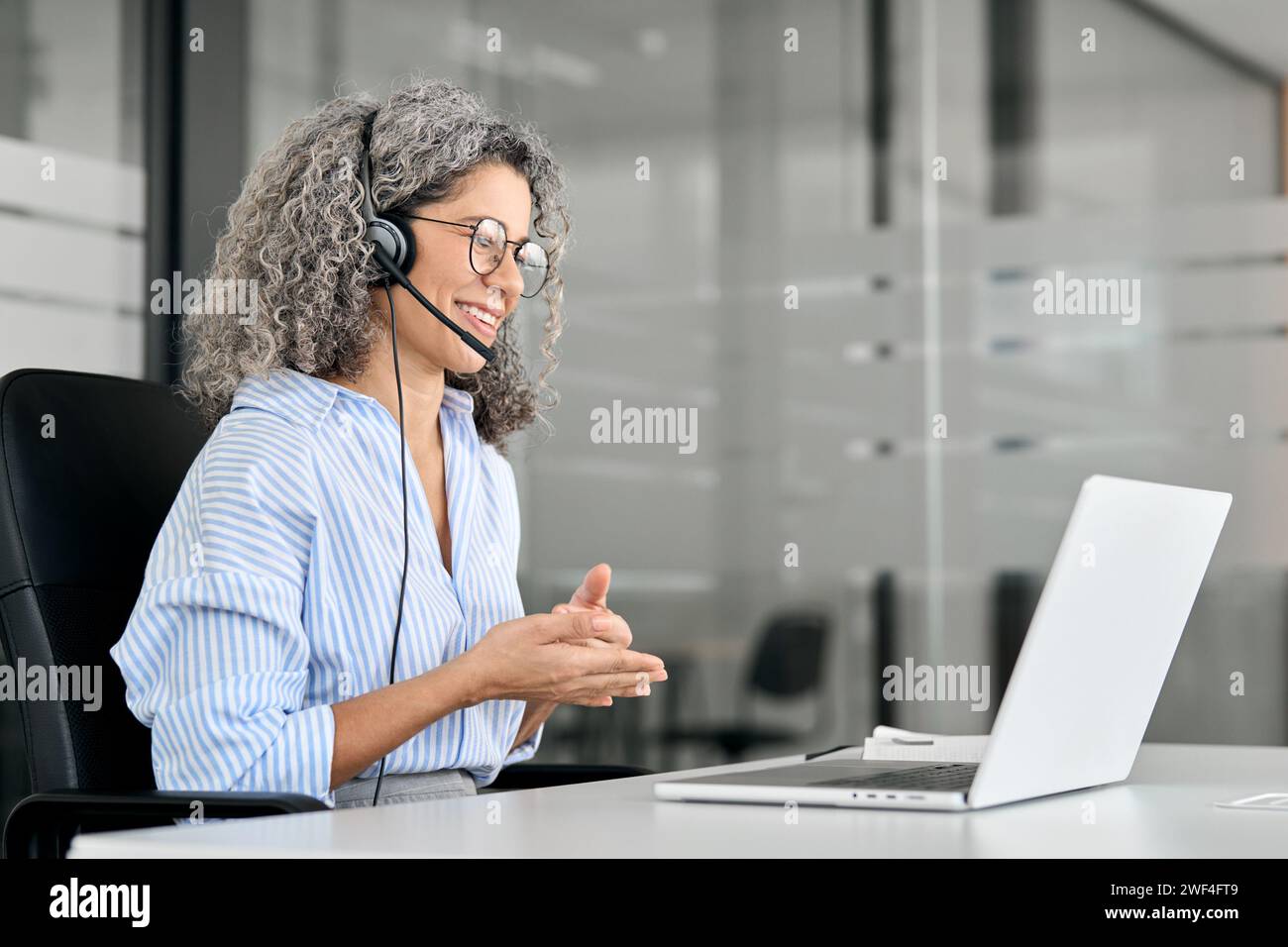 Customer support agent middle aged hi-res stock photography and images ...