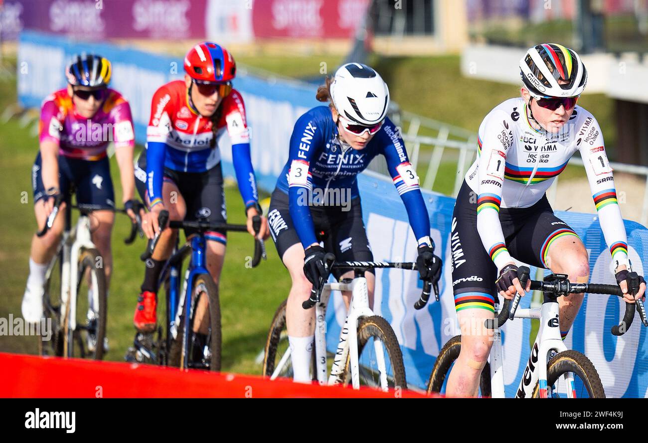 HOOGERHEIDE - Fem van Empel (r), Puck Pieterse, Lucinda Brand and Kata ...