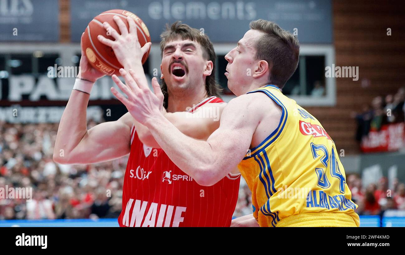 1 und zachary seljaas wuerzburg baskets hi-res stock photography and ...