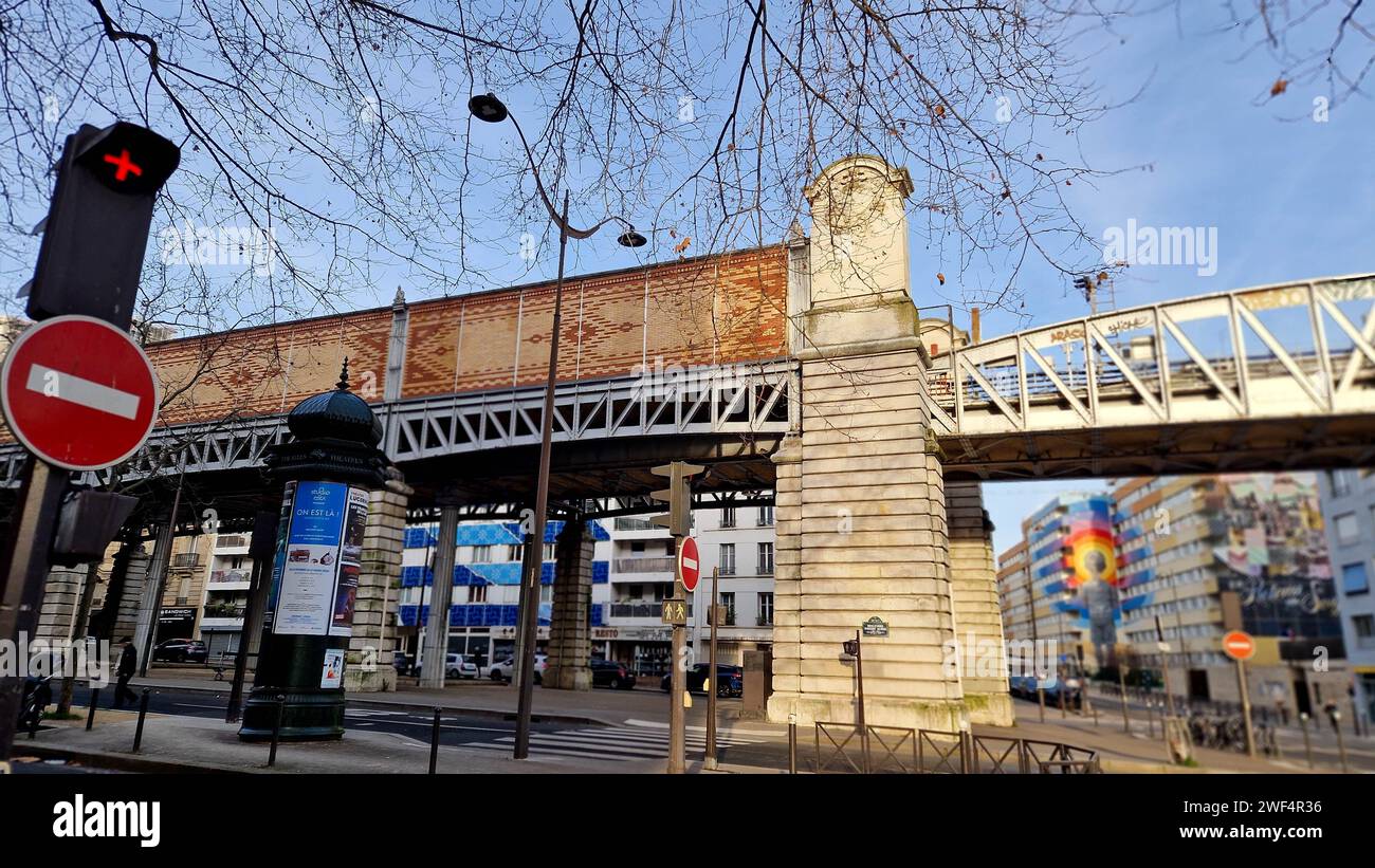 Ligne 6 metro hi-res stock photography and images - Alamy