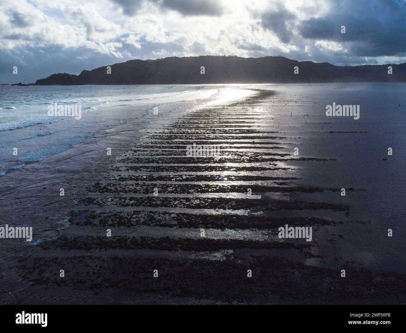 Breaking wave patterns hi-res stock photography and images - Alamy