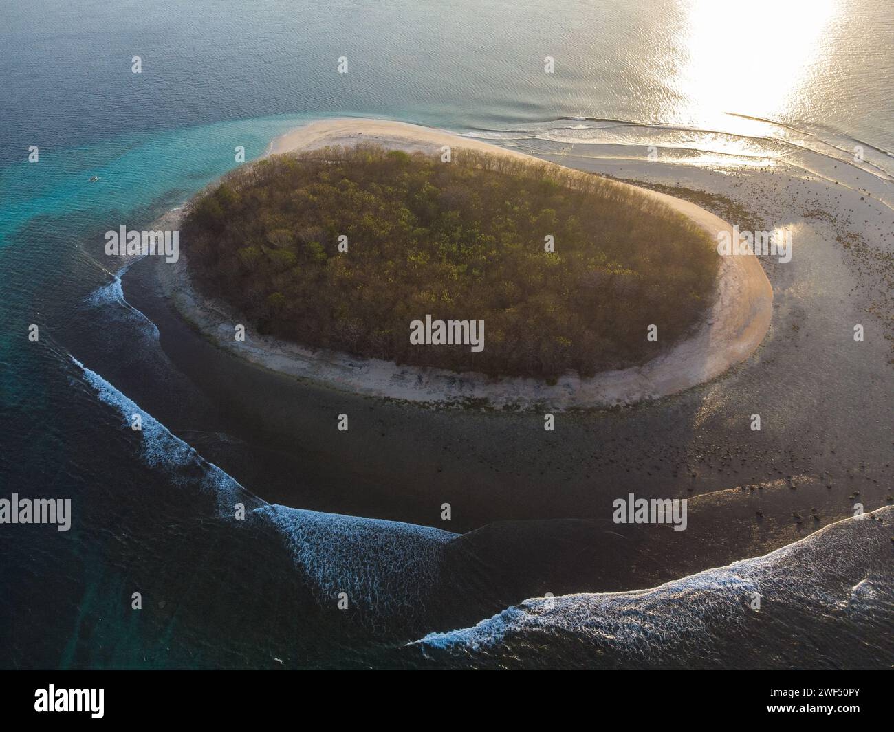 Aerial view tiny remote tropical hi-res stock photography and images ...