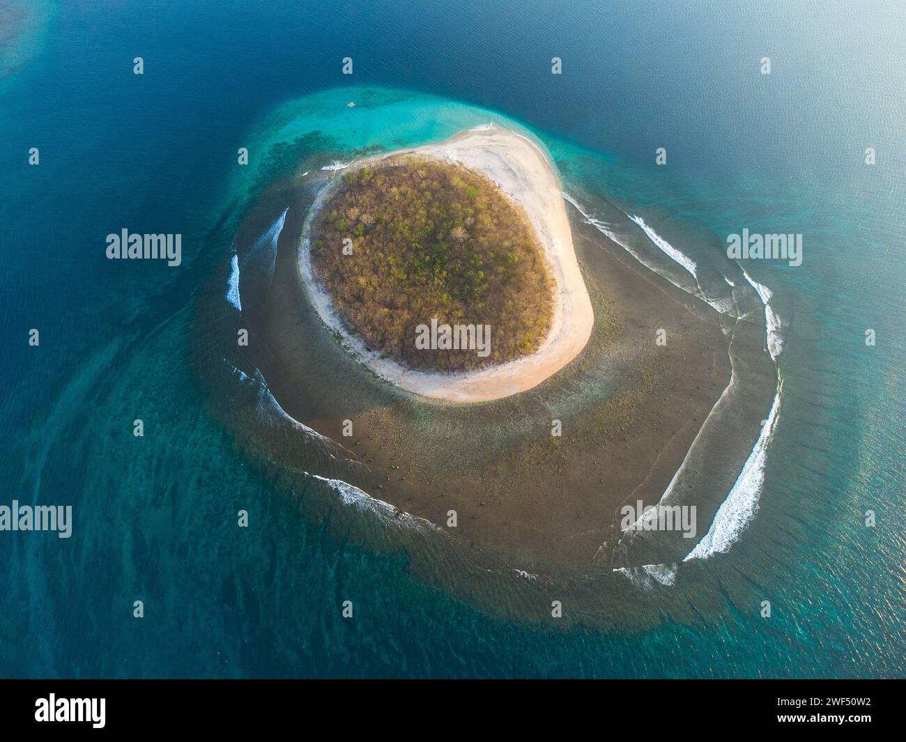 Tiny island sea aerial hi-res stock photography and images - Alamy