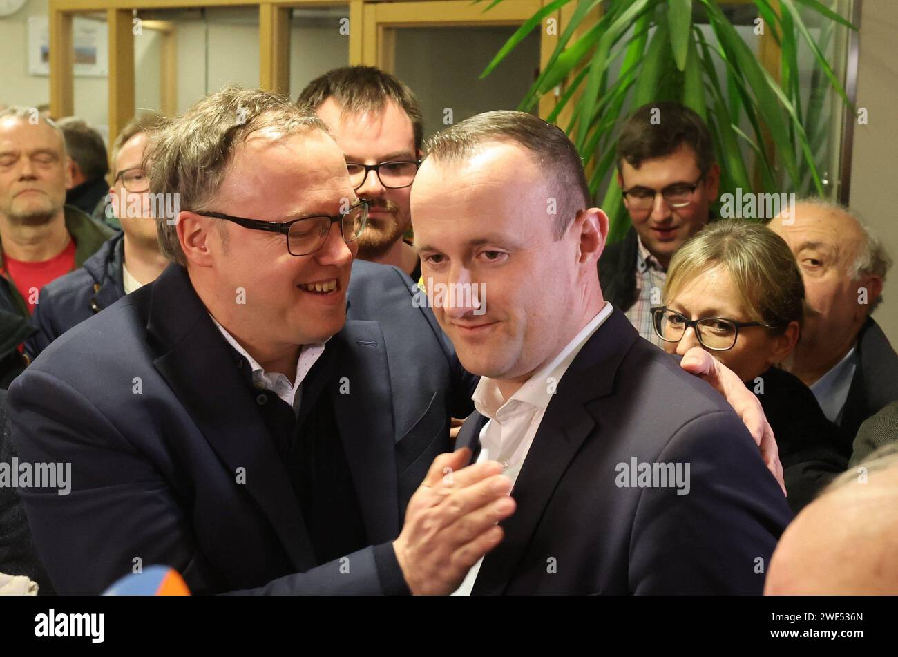 28 January 2024, Thuringia, Schleiz: Mario Voigt (l), CDU chairman in ...
