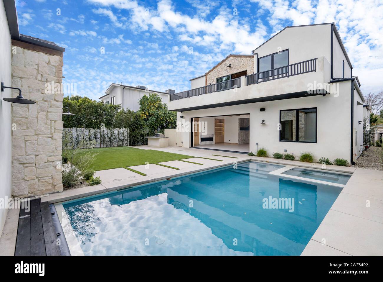 White house with front yard swimming pool Stock Photo - Alamy