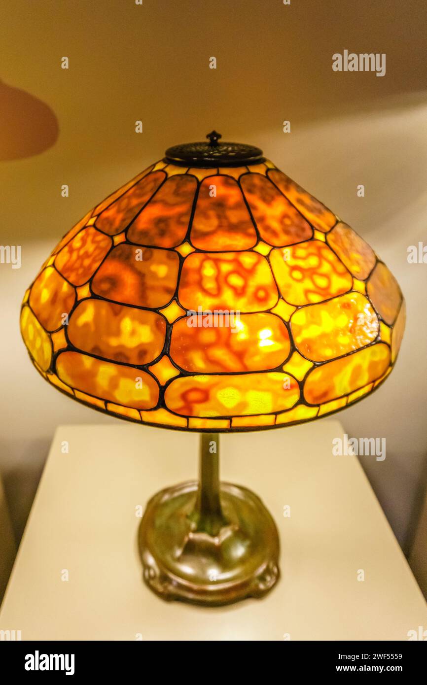 Stained glass table lamp hi-res stock photography and images - Alamy